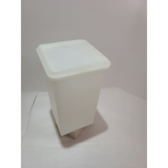 Tupperware | Kitchen | Vintage Tupperware 3141 Cracker Keeper Container ...